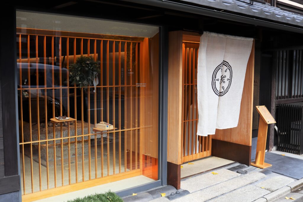 芸術作品のギャラリーのようなお土産屋さん「果朋(KAHOU)」実食レポあり！ - 京トラベル